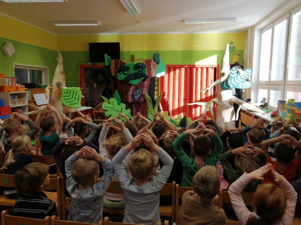 Jak si stromy povídají :: divadloplysovehomedvidka